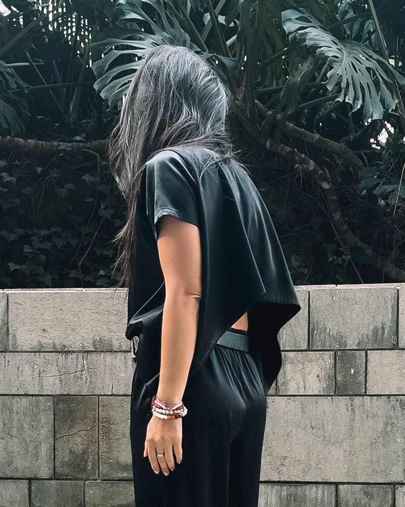 CAMISETA LARGA CORTA NEGRA SATIN – LAURA MONTOYA